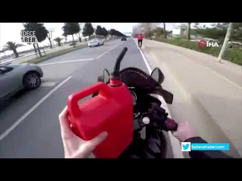 Motosikletli maganda seyir halinde deposuna benzin doldurdu