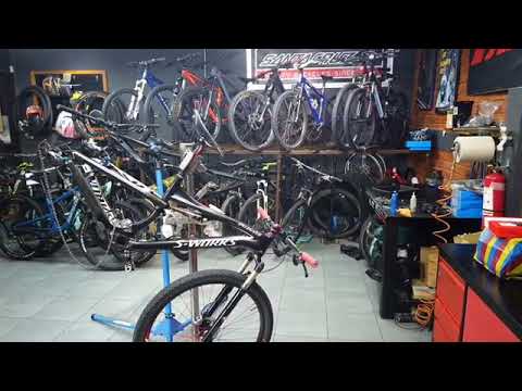 Vista interior del taller de bicicletas Fix it Bike Shop