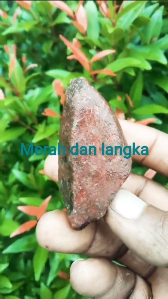 pecahan batu merah mirip delima #batumewah #nature #crystals - YouTube