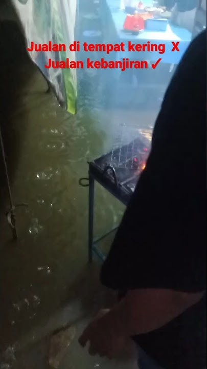 Viral || jualan dalam banjir #shorts #shortvideo #shortsfeed #banjir #viral #viralvideo - YouTube