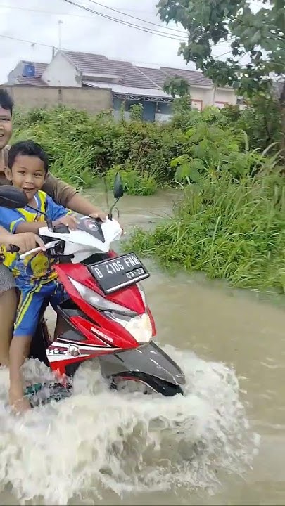 motor terabas banjir - YouTube