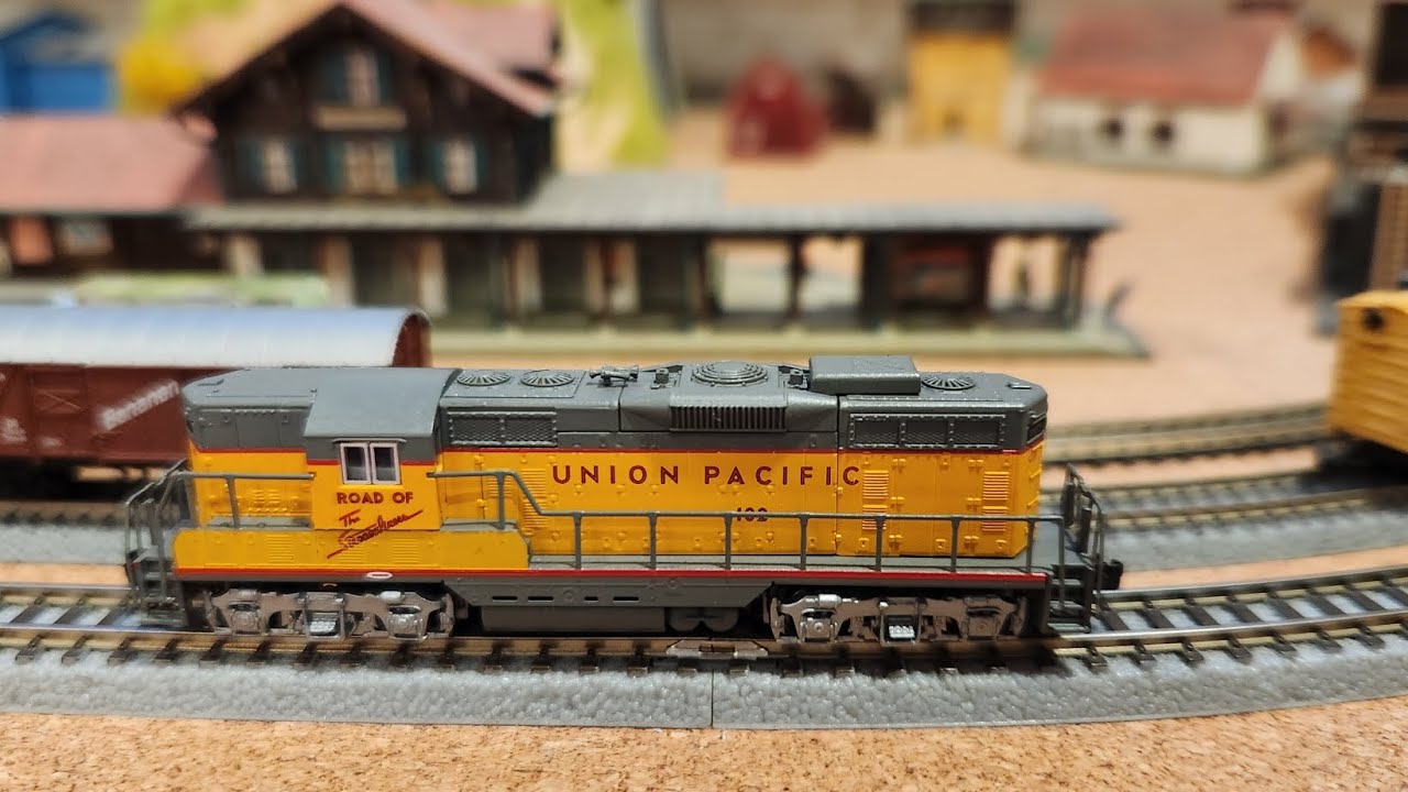 AZL 6205 GP7 Union Pacific 102 Locomotive Test Run at z.scale.hobo 09. ...