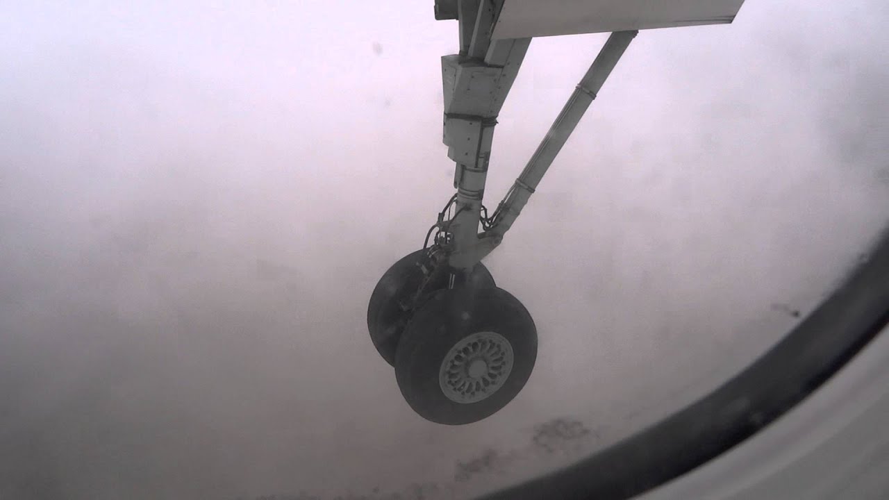 Bombardier DASH 8 Q400 NextGen landing gear @ Riga (RIX) - YouTube