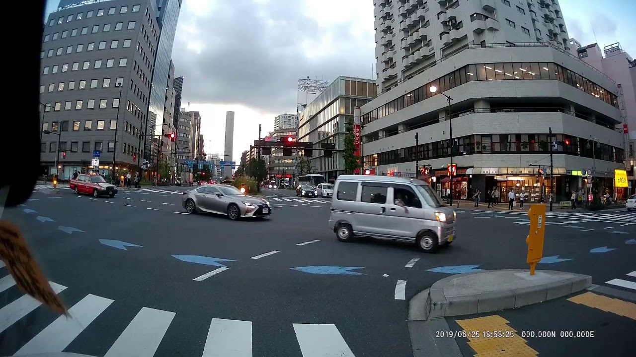 覆面パトカー緊急走行 Masked police car emergency run - YouTube