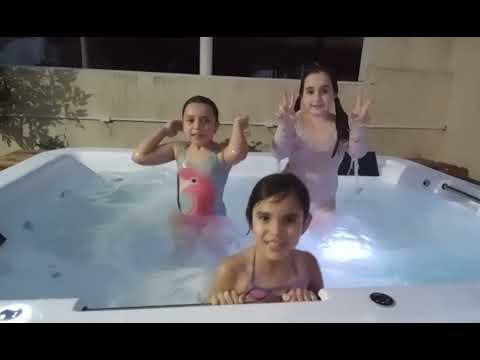 Entramos  na  piscina /estava  gelada/