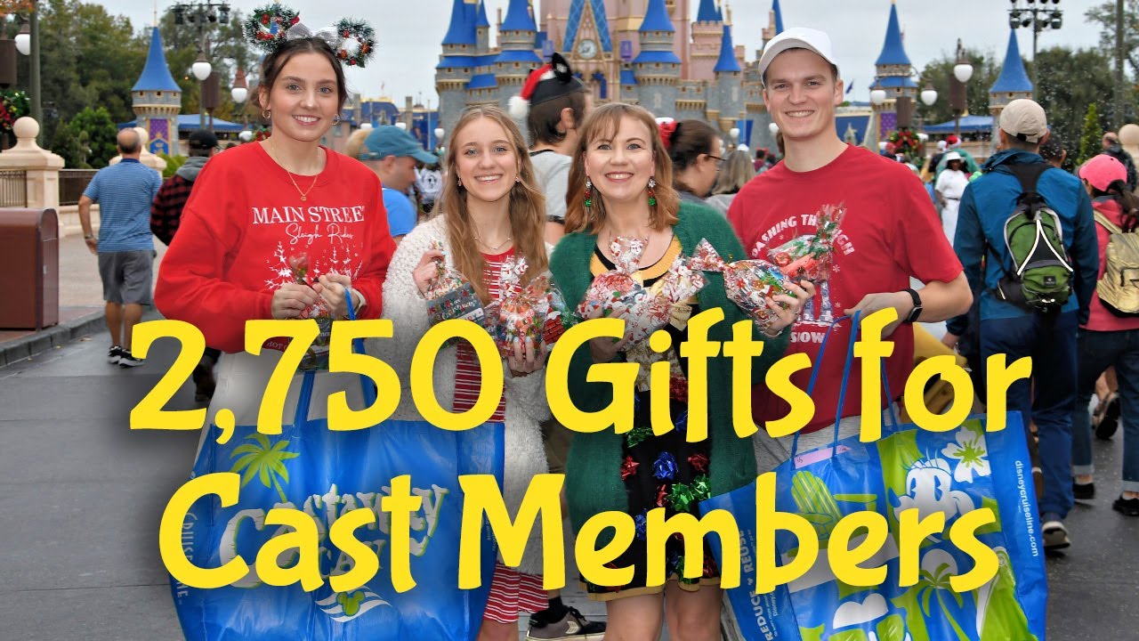 Christmas Day at Disney World 2023 - Cast Member Christmas Highlights ...