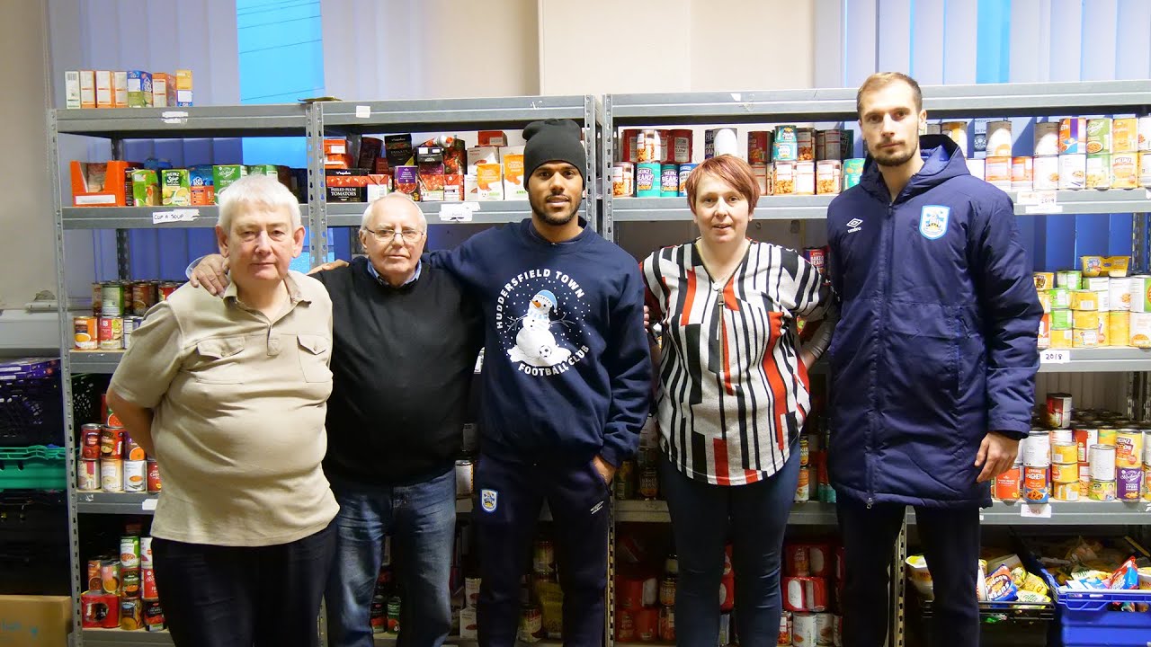 🥫 FESTIVE SPIRIT! FIRST TEAM HELP AT BATLEY FOODBANK - YouTube