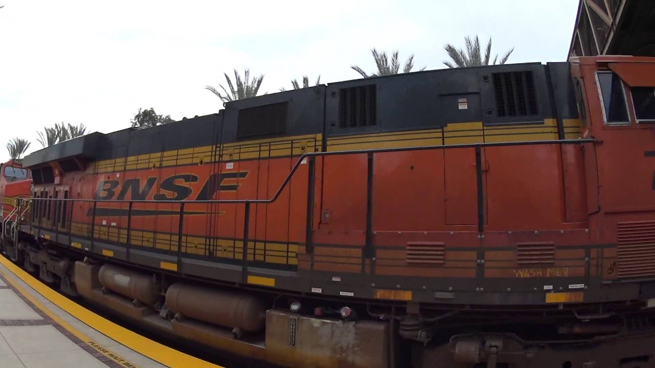 BNSF intermodal West Bound - YouTube