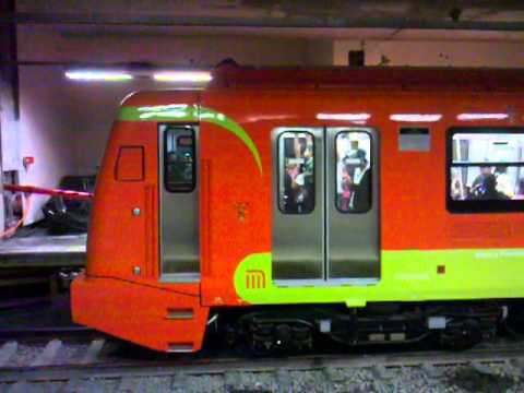FE-10 entrando a la estación Eje Central - Línea 12 - YouTube