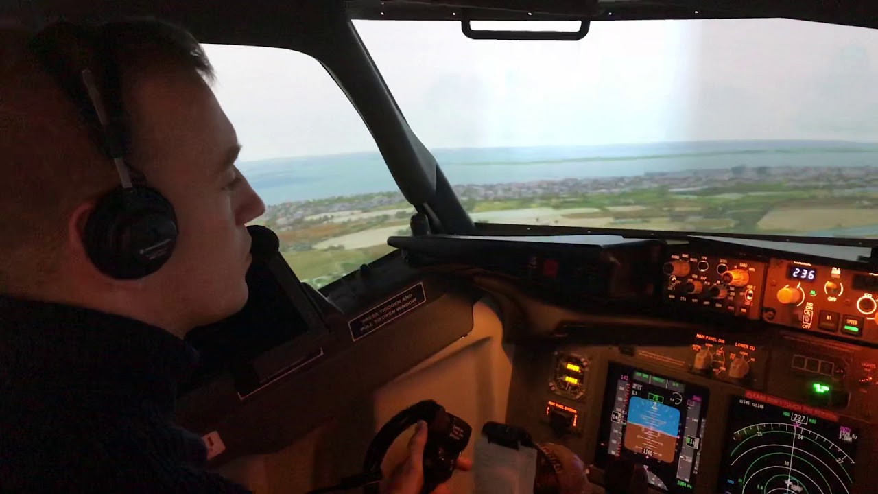 Boeing 737-800 Full Motion Simulator Landing At London Southend - YouTube