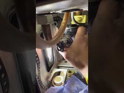 Verfahren zum Austausch von Teilen des Durchflussverteilers/linken Absperrventils an einem undich...