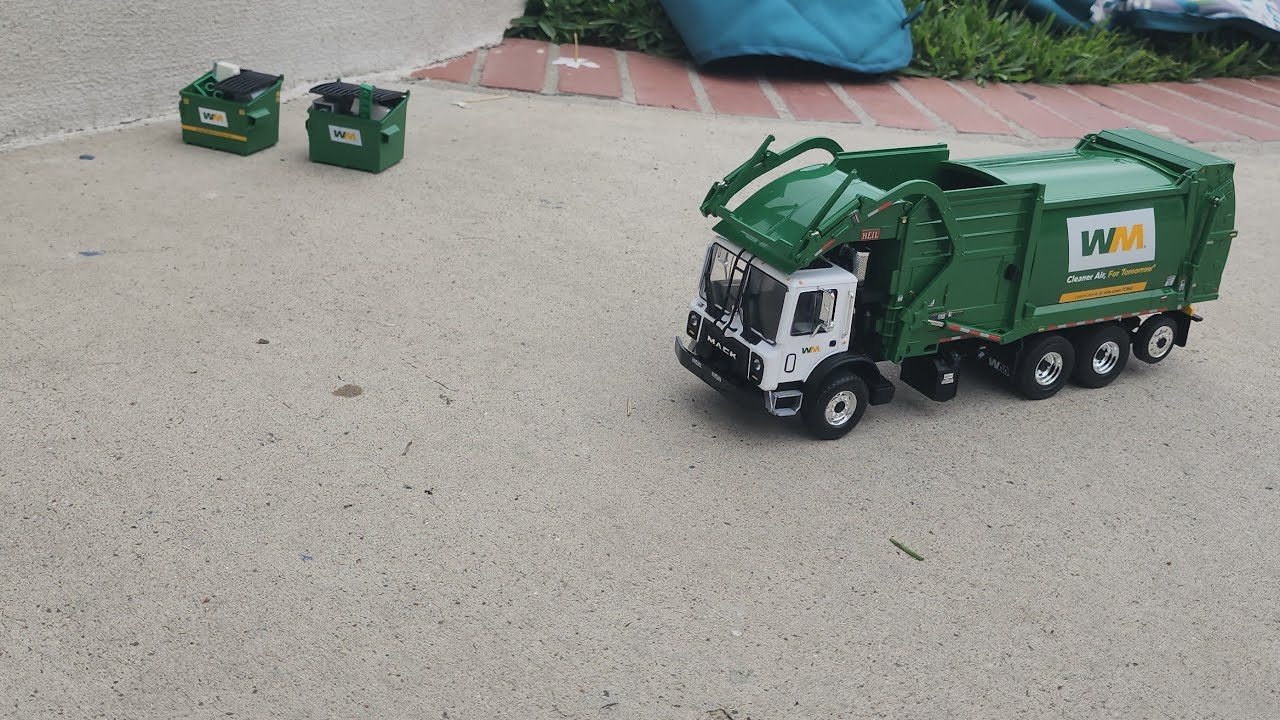 (700 sub special) First Gear Mack MRU Heil Freedom on Overloaded Trash ...