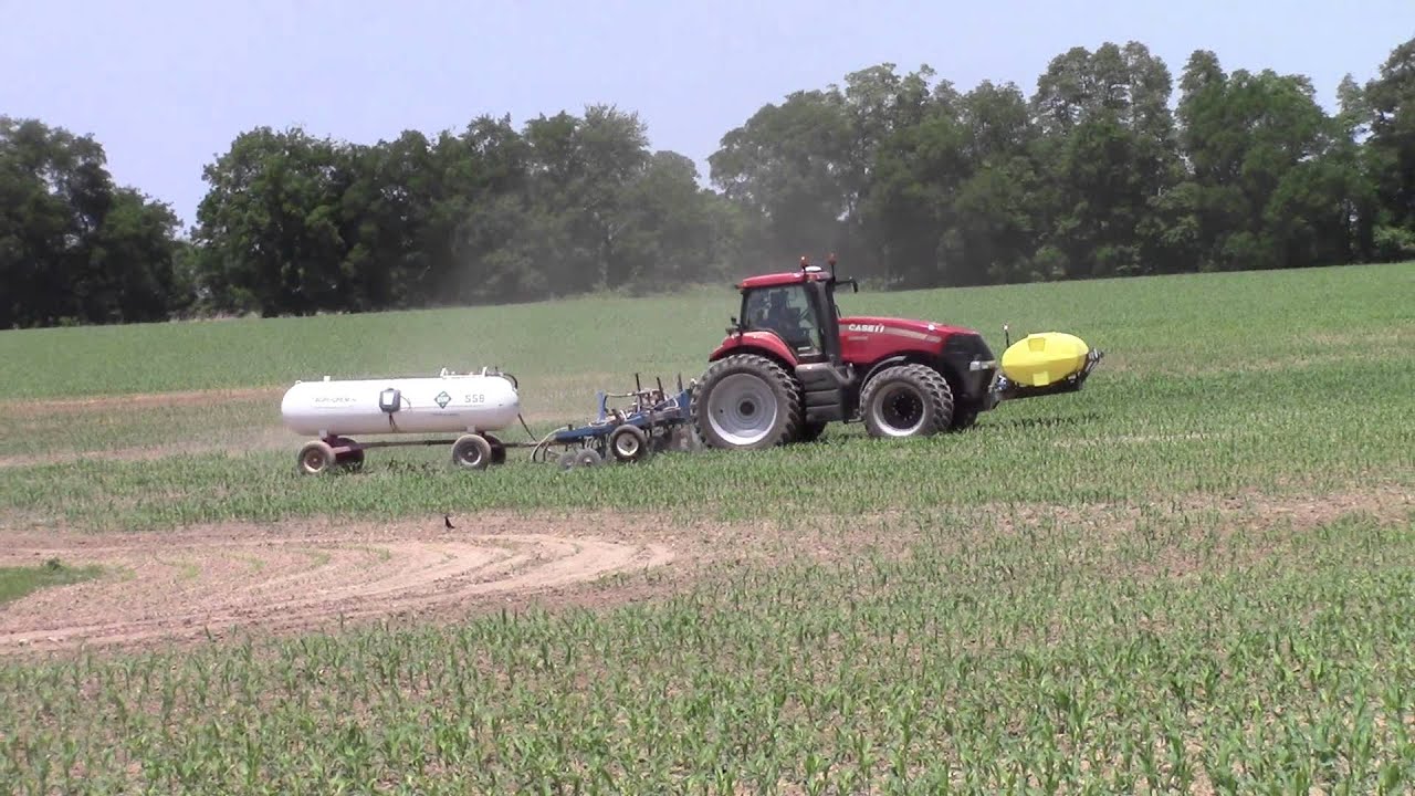 Case IH MAGNUM 290 Side Dressing Corn - YouTube