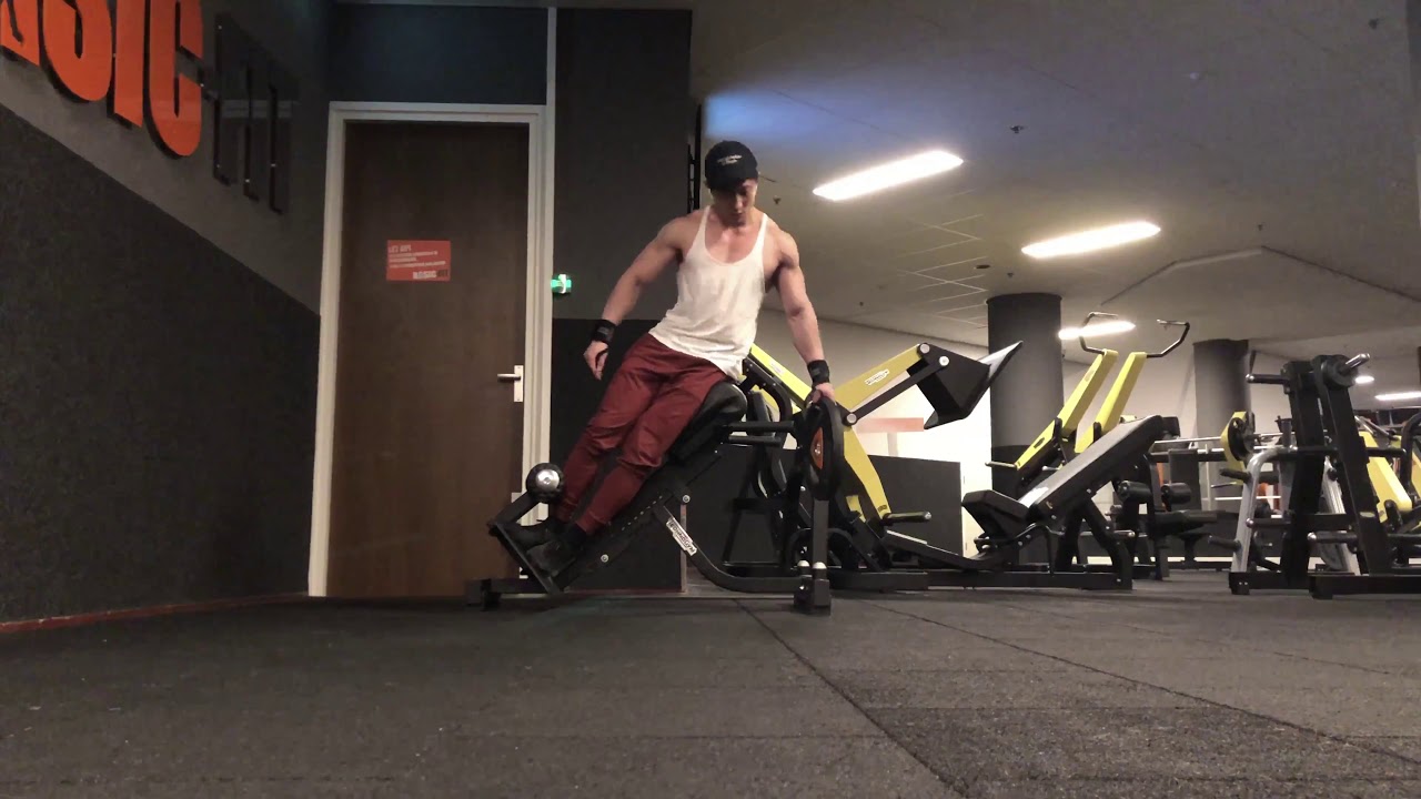 Oblique Crunches with Plate - YouTube