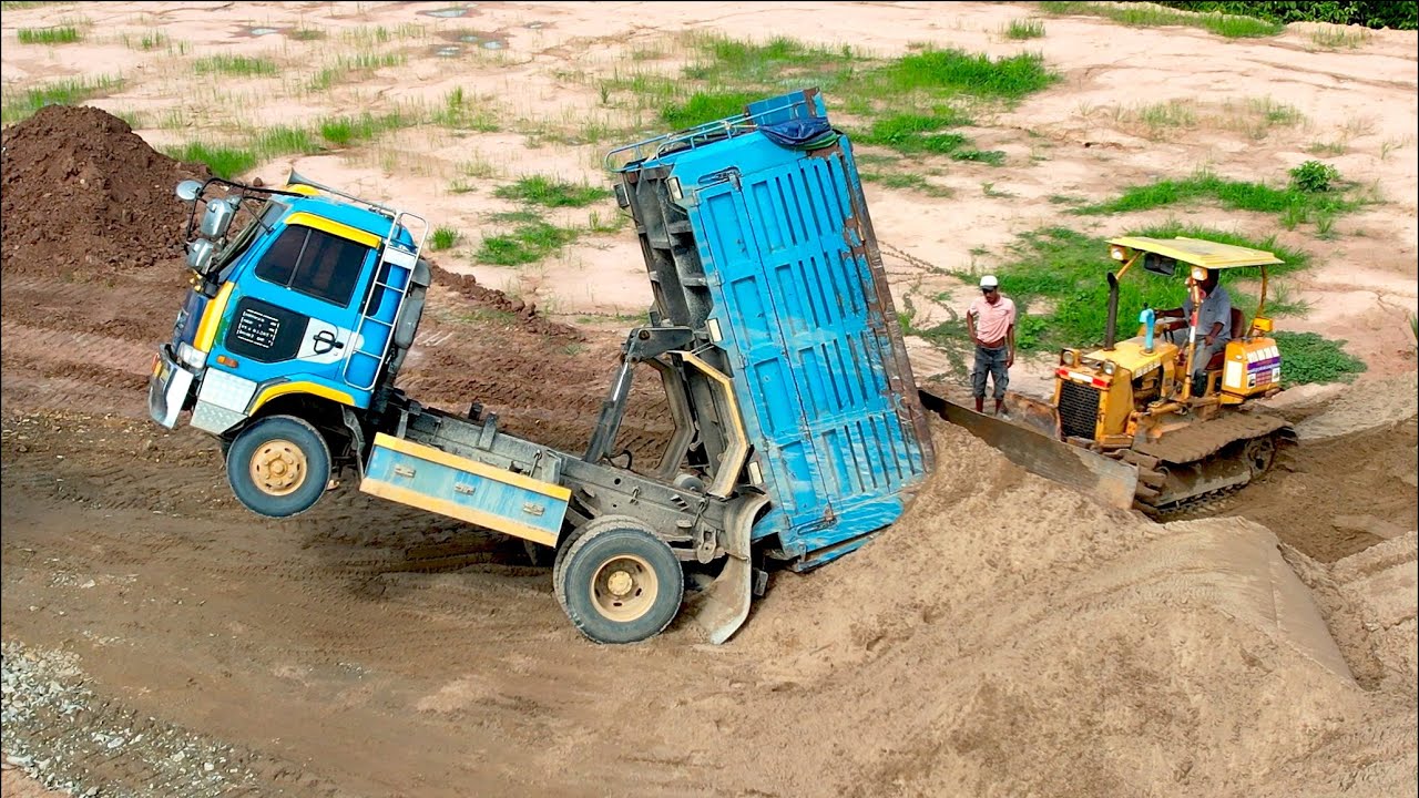 Safety & Technical Skills Dozer Helping Truck 5TON Unloading Sand With ...