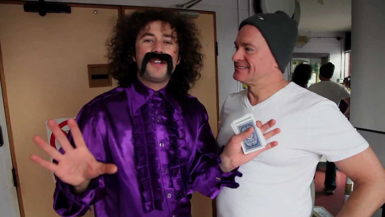 Bobby Davro meets Doug Flemming - Street Magic Trick - YouTube