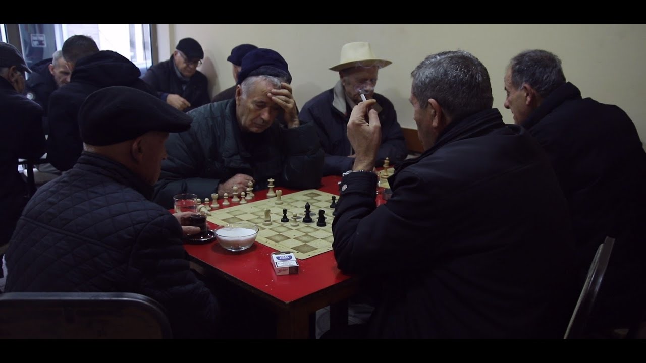 Kafe, çaj e lojë shahu, çajtoret lokale në trend në Prishtinë - YouTube