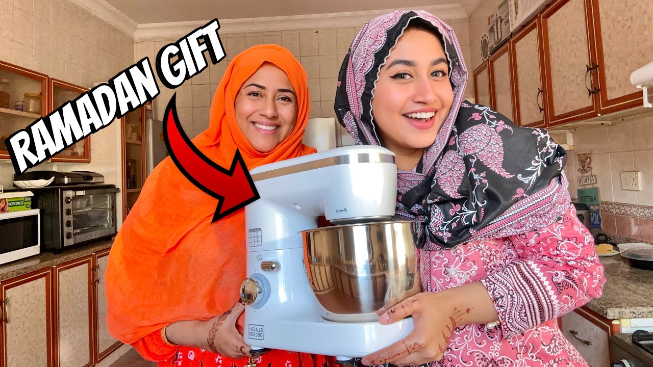 Mummy ko aya Ramadan gift or wo rone lag gai 😭 ️ #alizehjamali - YouTube