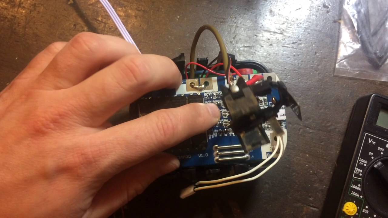 Pārveidoju vecu Bosch niķeļa-kadmija (NiCd) 12V bateriju uz Li-Ion ...