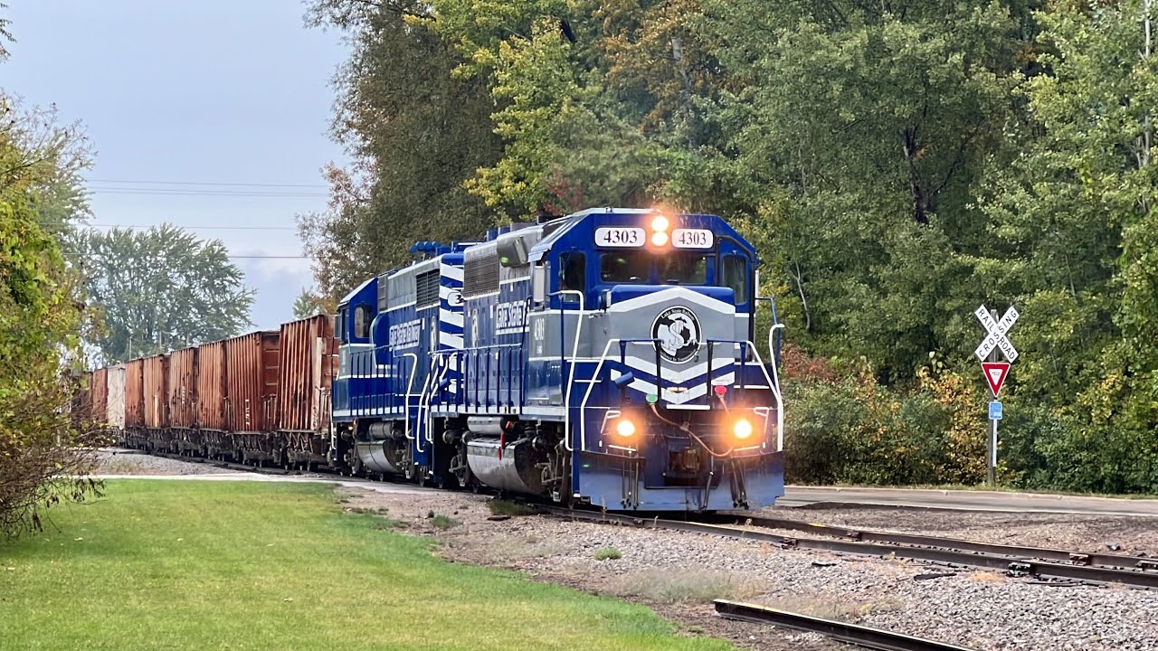 LSRC 4303 and LSRC 303 pulling Train 326S out of Alpena Michigan - YouTube
