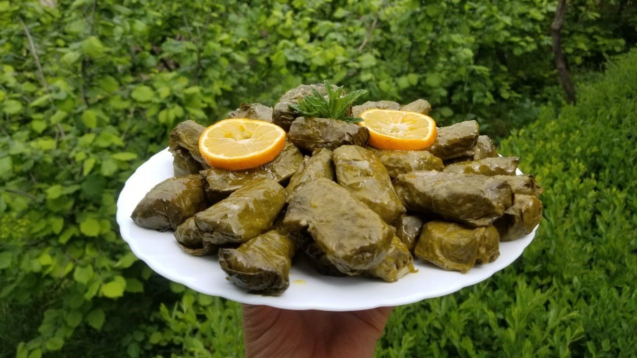 Si të gatuajmë japrak tradicional me gjethe rrushi, receta e thjeshtë ...