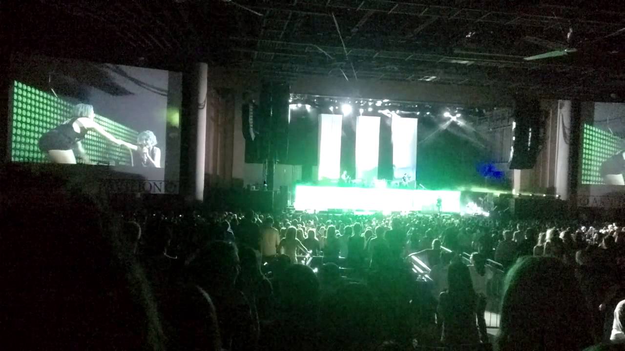 Paramore Phoenix Ak-Chin Pavilion 2014 Hayley Invites Fan onstage - YouTube