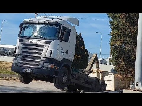 Εντυπωσιακό! Το Scania σηκώνεται στον αέρα στη Λάρισα - YouTube