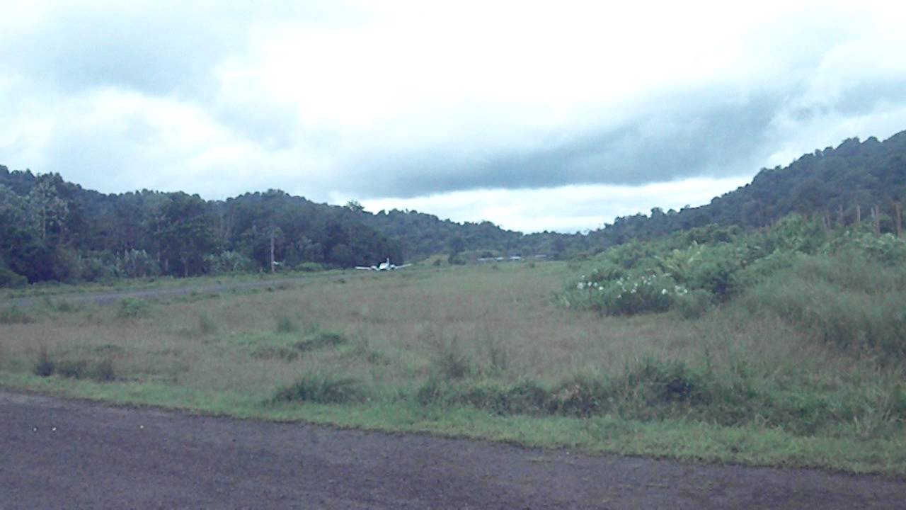 Piper Seneca taking off from Bahía Solano Colombian Pacific Coast - YouTube