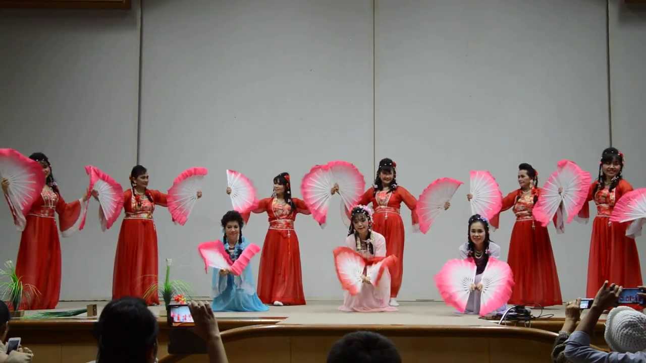 รำพัดจีน ชุด หว่อ เหอ หนี่ wǒ hé nǐ (我和你) ตำบลบางปะแก้ว สมาคมสร้าง ...