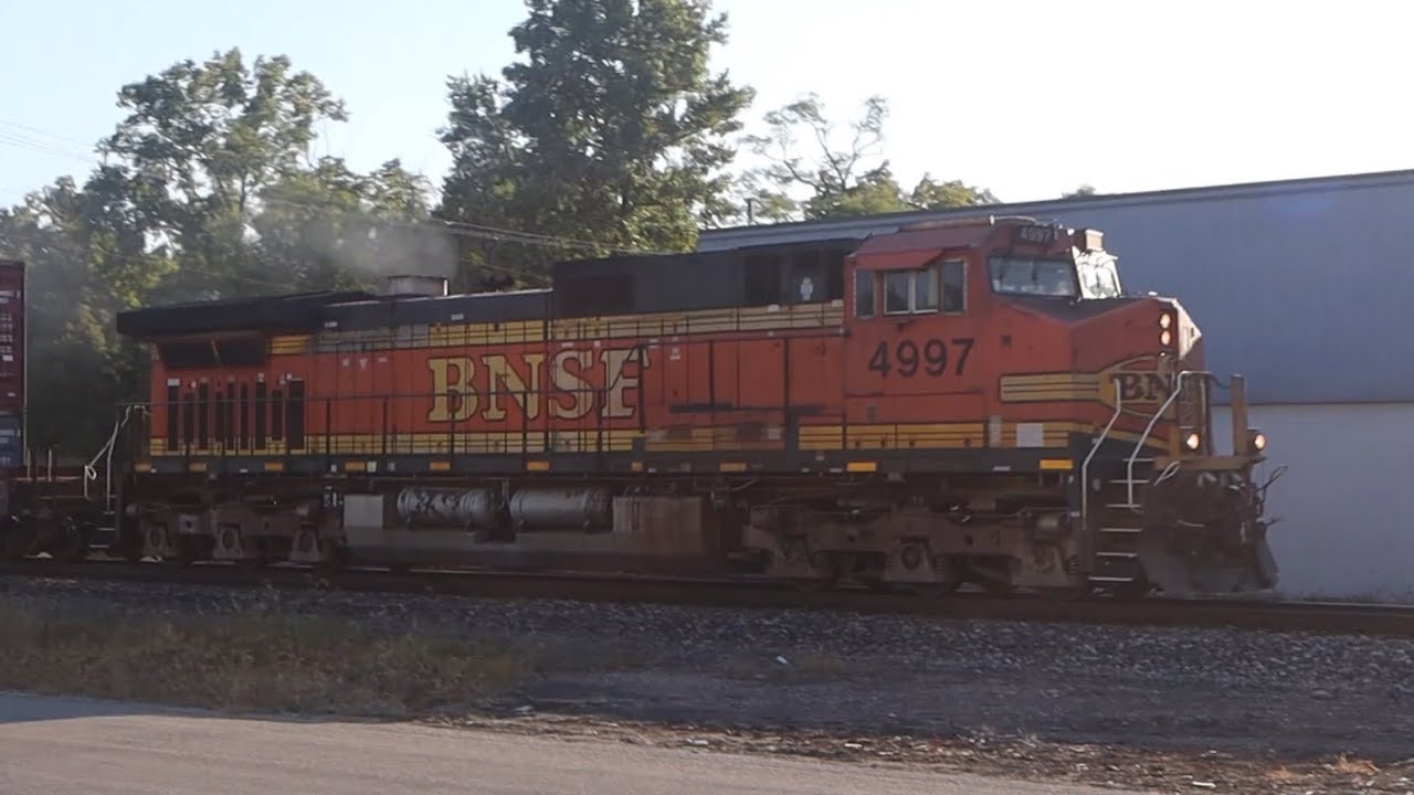 BNSF 4997 Leads solo with Intermodal (9/1/25) - YouTube