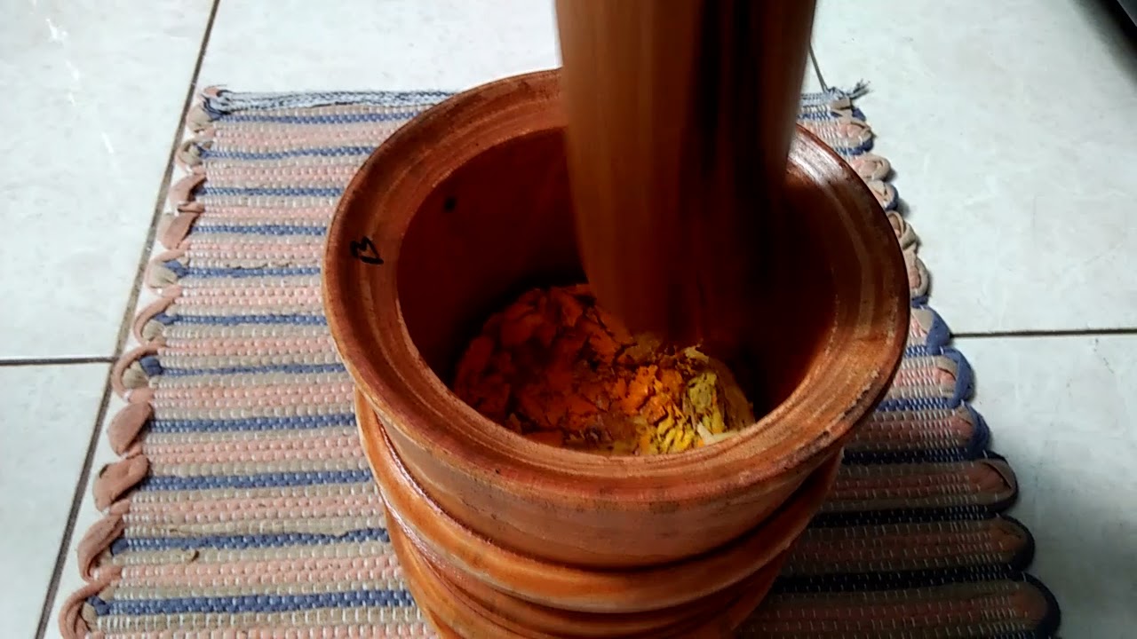 Menumbuk Jamu Untuk Kesehatan - YouTube