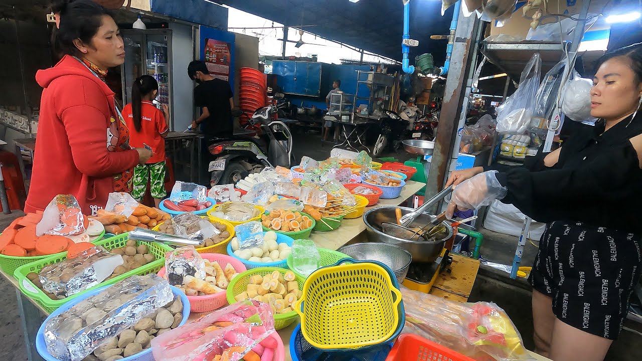 Fascinating street food: abundance of nugget, roast pork, braised pork ...
