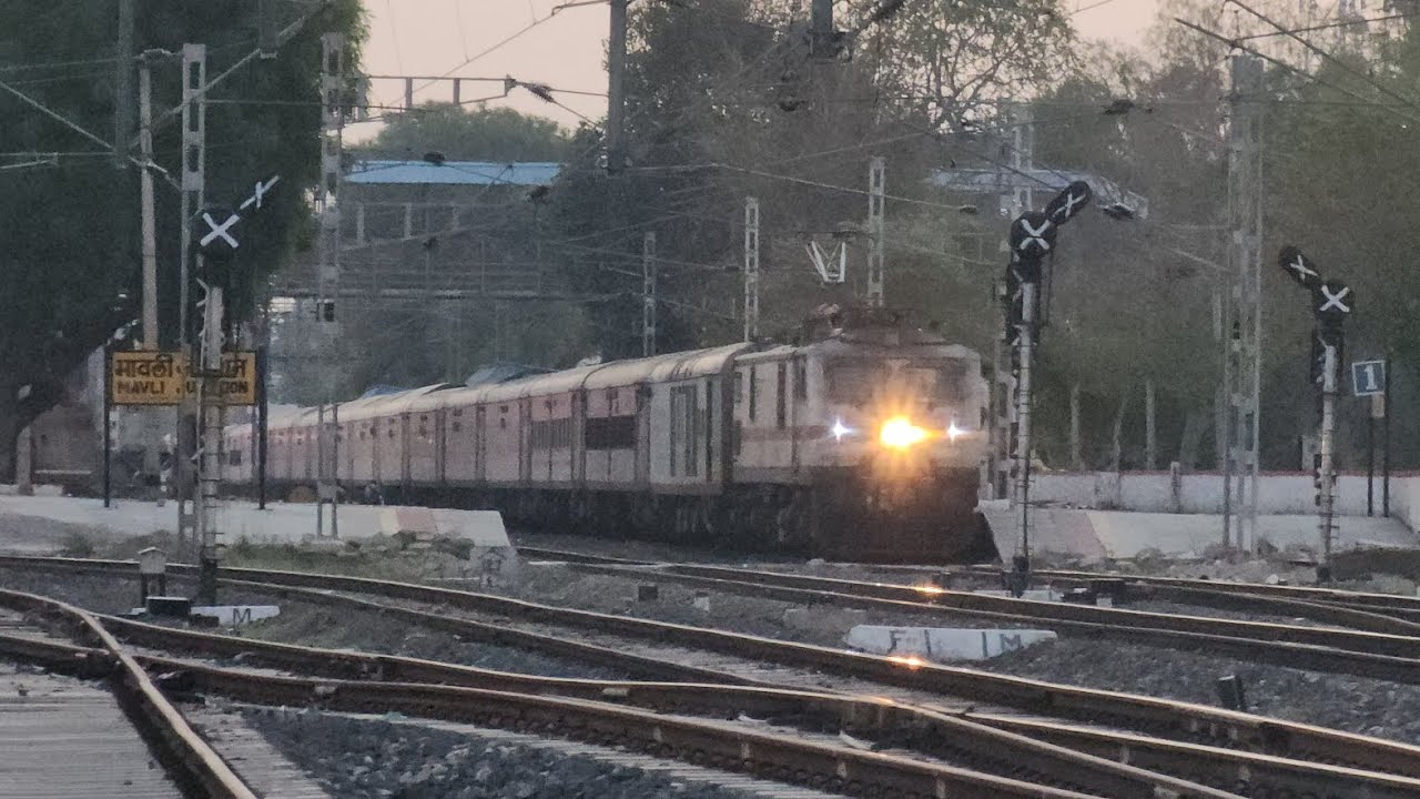 Hazrat Nizamuddin - Udaipur City Mewar SF Express (12963) Depture From ...