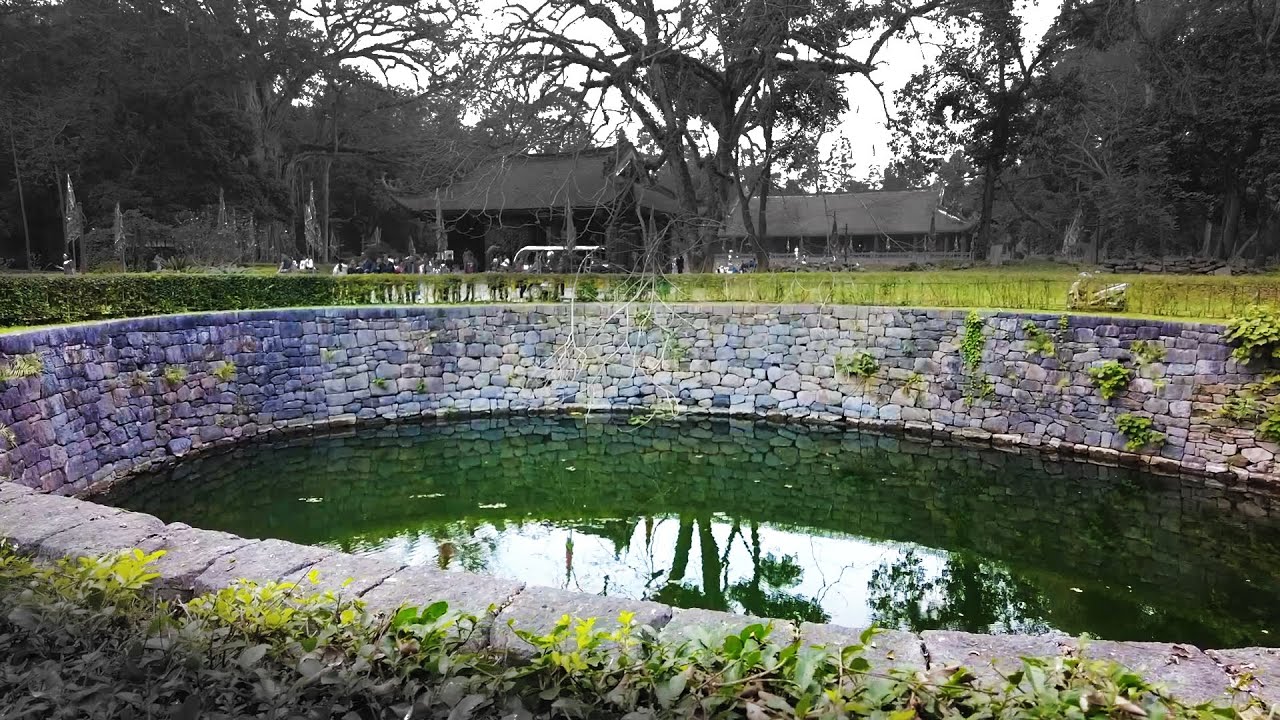 Giant well in Emperor Tomb - YouTube