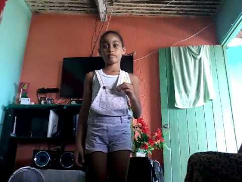 menina de 9 anos dançando