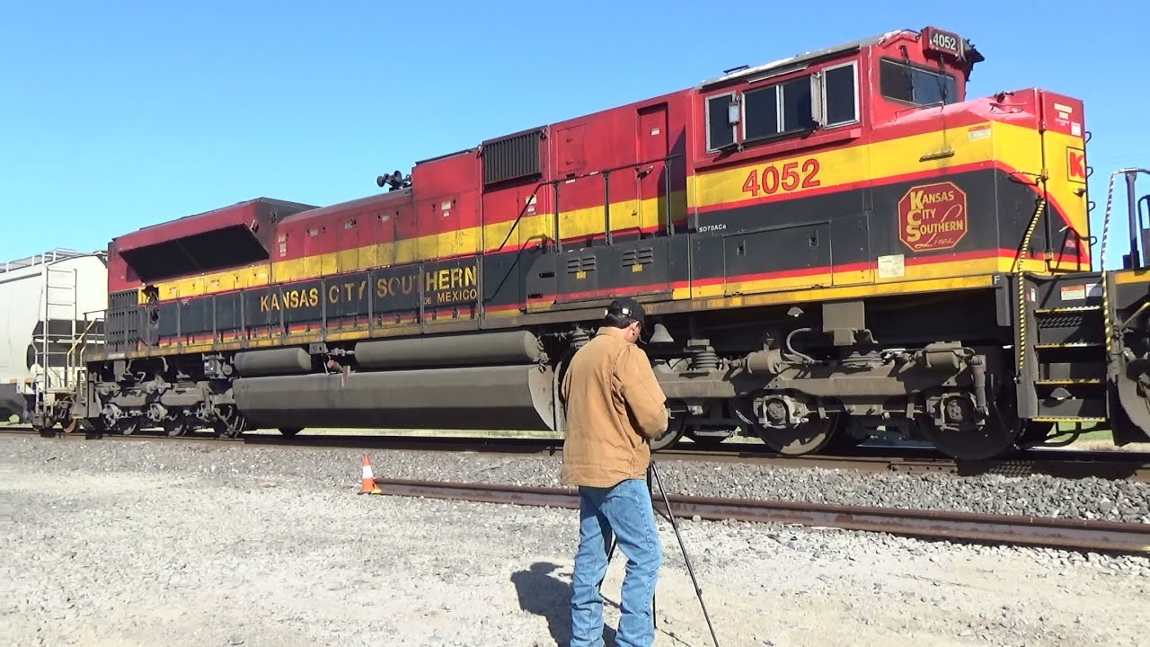 KCS 4614 West at Rosenberg, TX with a Half KCS & Half KCSM SD70ACe 4052 - YouTube