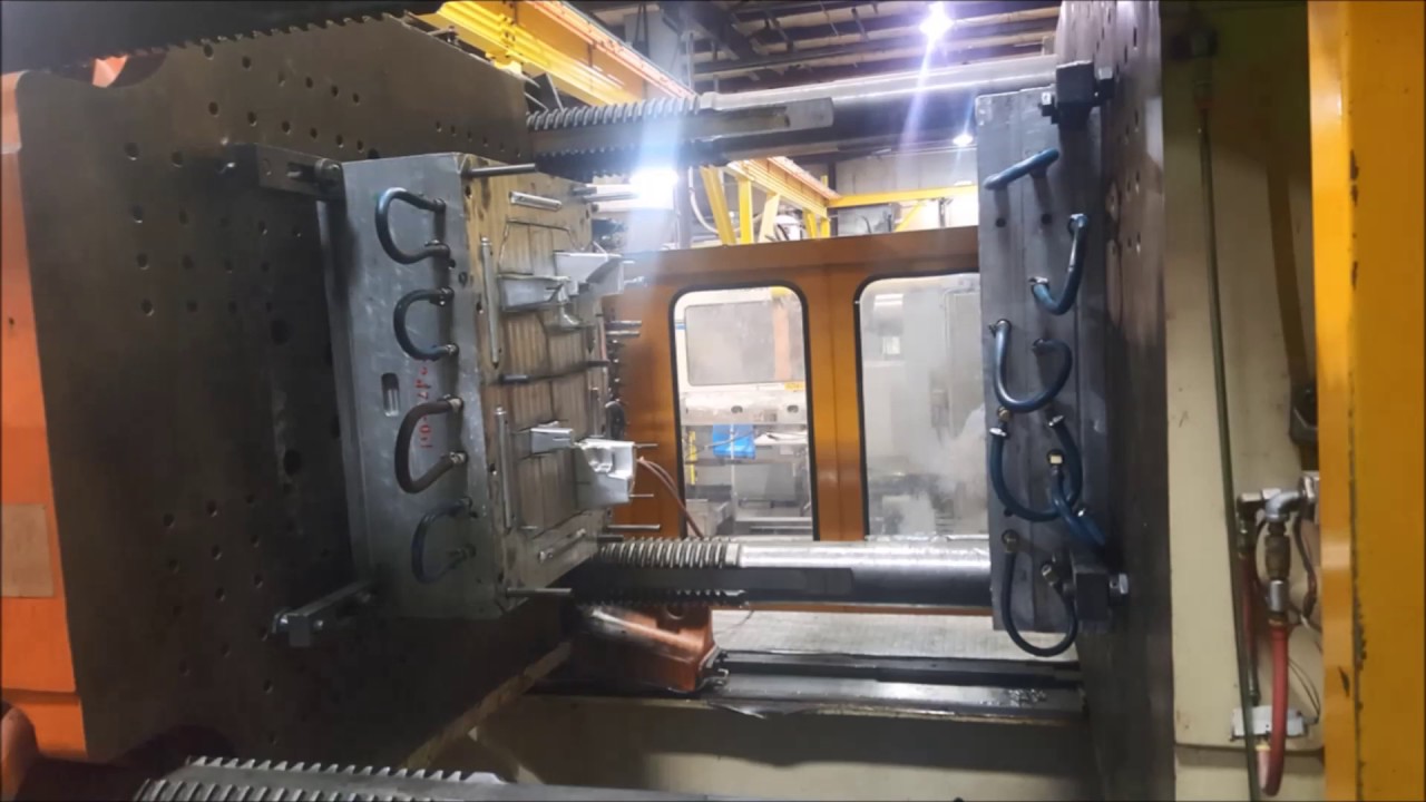 900 ton Husky Injection Molding Machine new in 1999 - YouTube