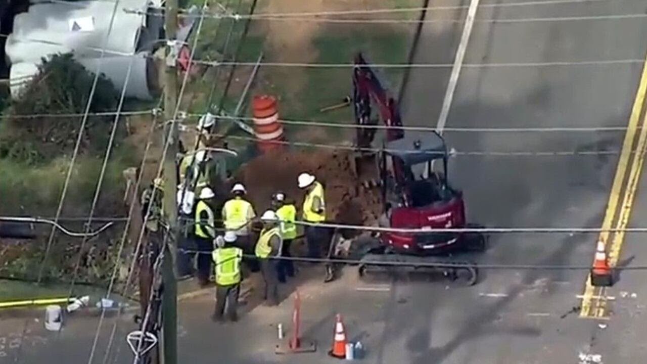 Gas line break closes road in Sandy Springs - YouTube