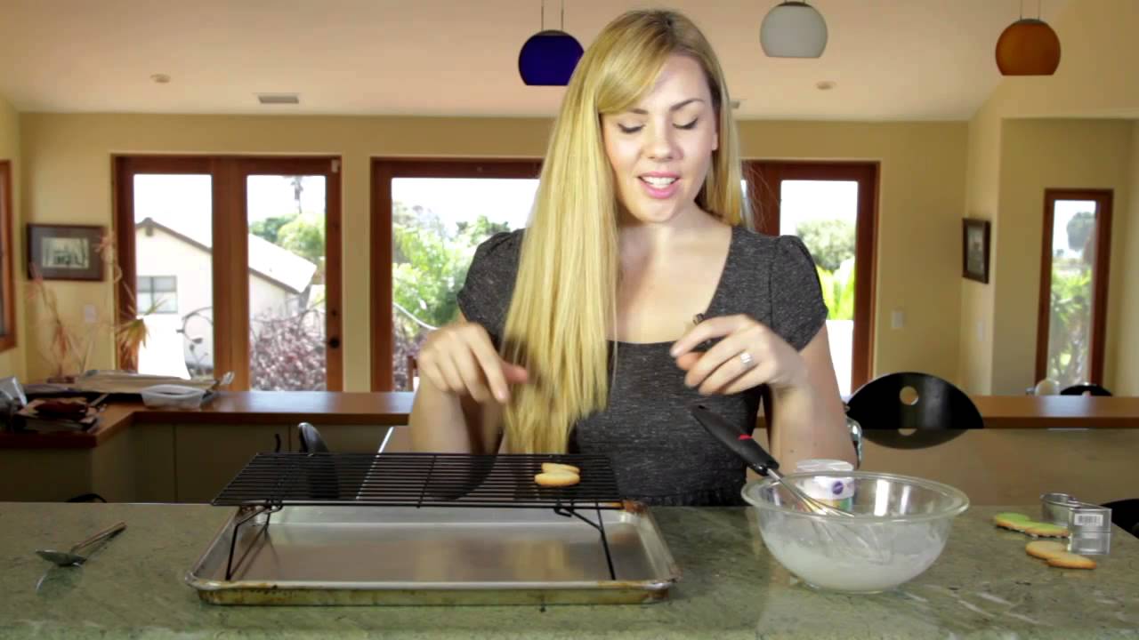 How to Decorate Music Note Cookies : Making Cookies - YouTube