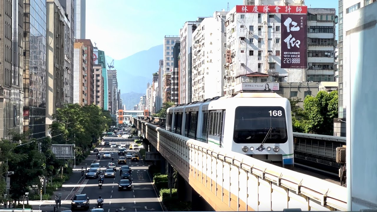 台北捷運 文湖線 龐巴迪INNOVIA APM 256 / BT370型電聯車 大安進站 - YouTube