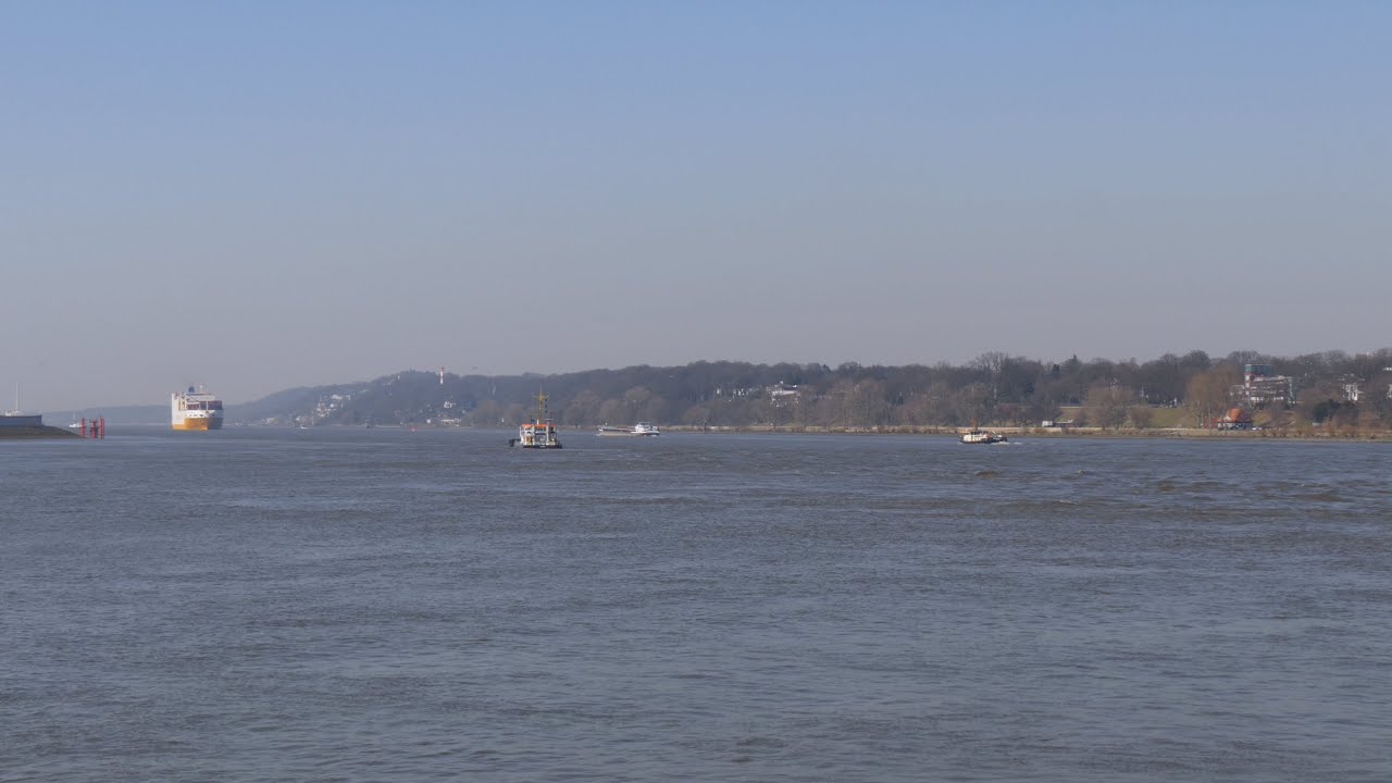 Hamburg, Germany: Finkenwerder, Elbe, view to Nienstedten/Blankenese ...