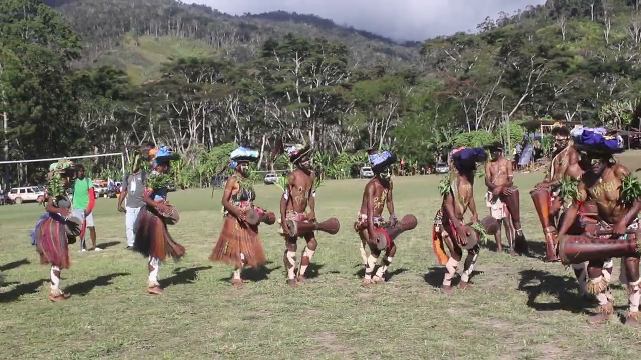 Traditional dancers from Buang, Bulolo district, Morobe Province - YouTube