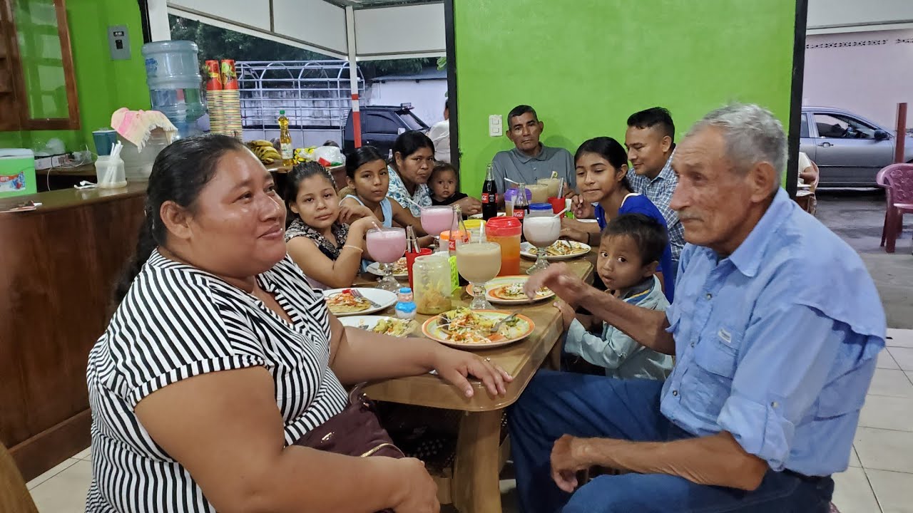 don Neftaly prefirió comer comida de su tierra y se lleva gran sorpresa ...