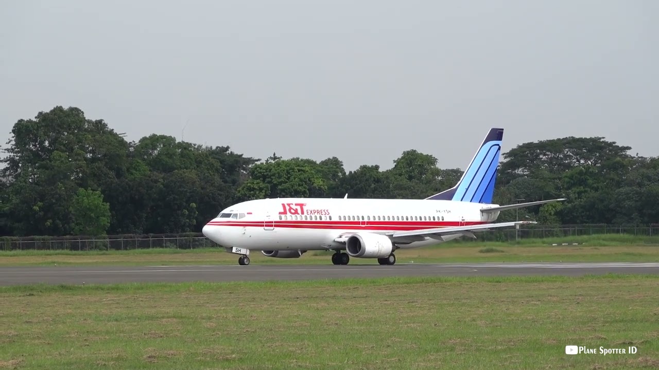 Pesawat J&T Express Take Off di Bandara Halim Perdana Kusuma Jakarta ...