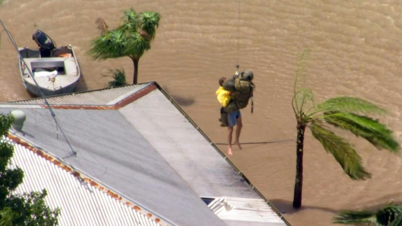 Australia: Helicopter crew rescues man trapped by floods | AFP - YouTube