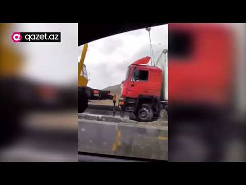 Bakıda TIR beton arakəsməyə çırpılıb