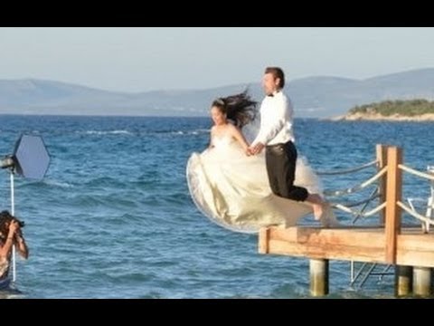 Gelinle damat el ele denize atladı - The bride and groom jumped into the sea