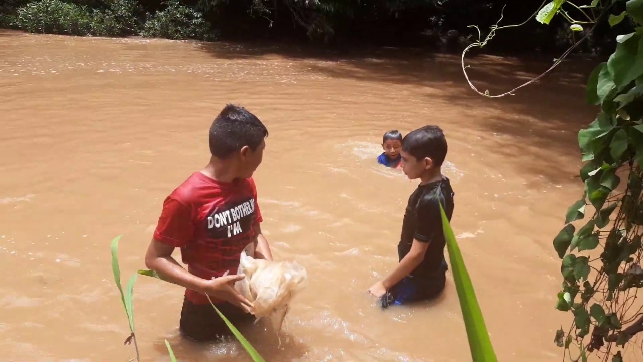 Echarnos un chapuzón con los muchachos. - YouTube
