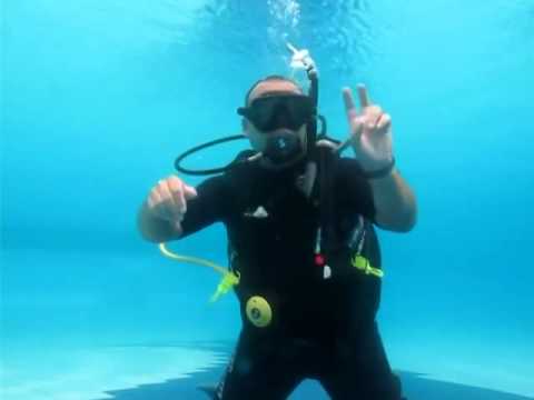 Regulator Clearing 2 methods's scuba diving skill demonstration by PADI ...