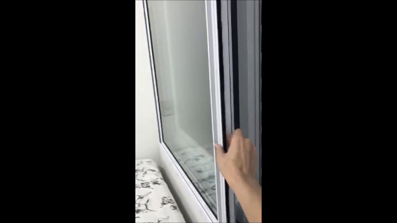 Janela Acústica - Cliente mostrando a eficiência da Janela antirruido ...